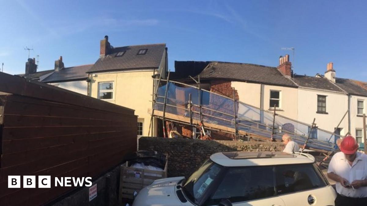 Dawlish mud and straw house in collapse - BBC News