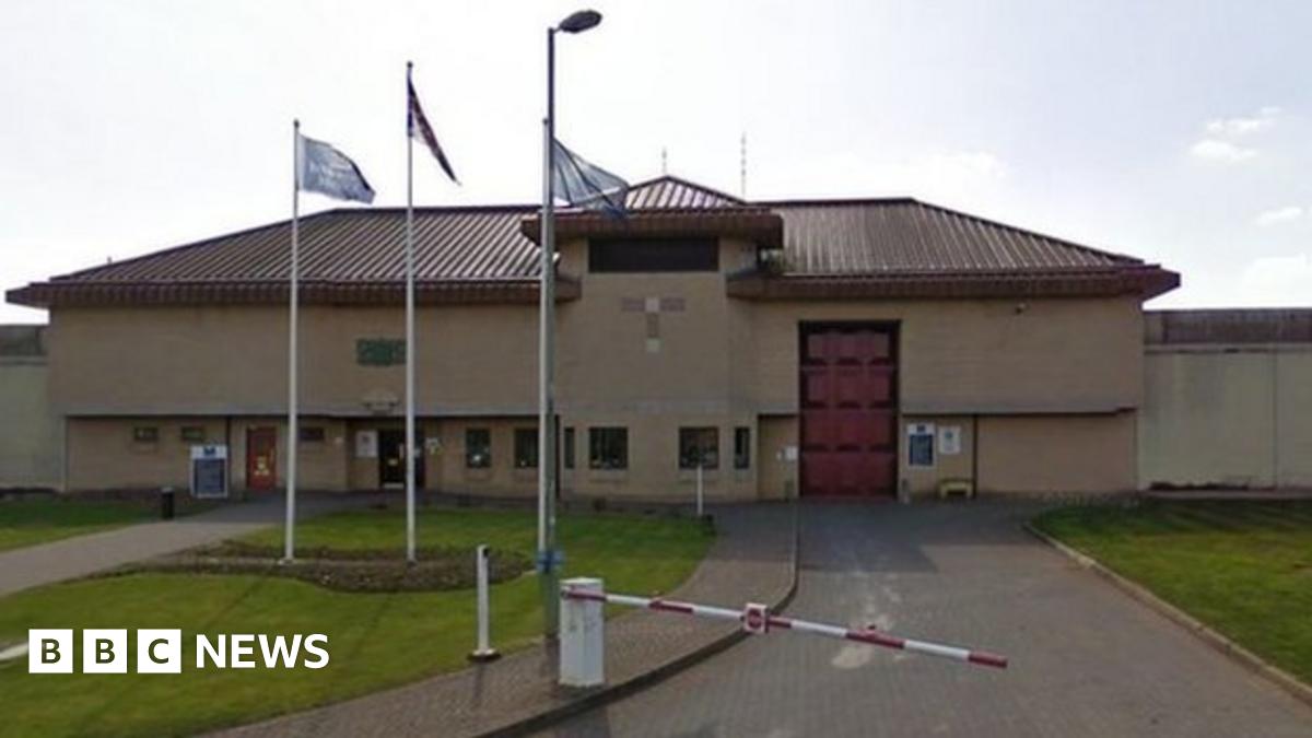 'Fight risk' at Bullingdon Prison as prison officer numbers fall - BBC News