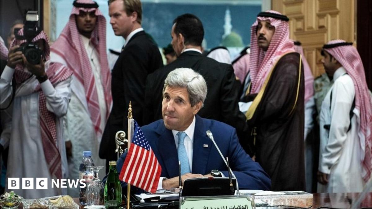 Islamic State crisis: Arab states join US fight - BBC News