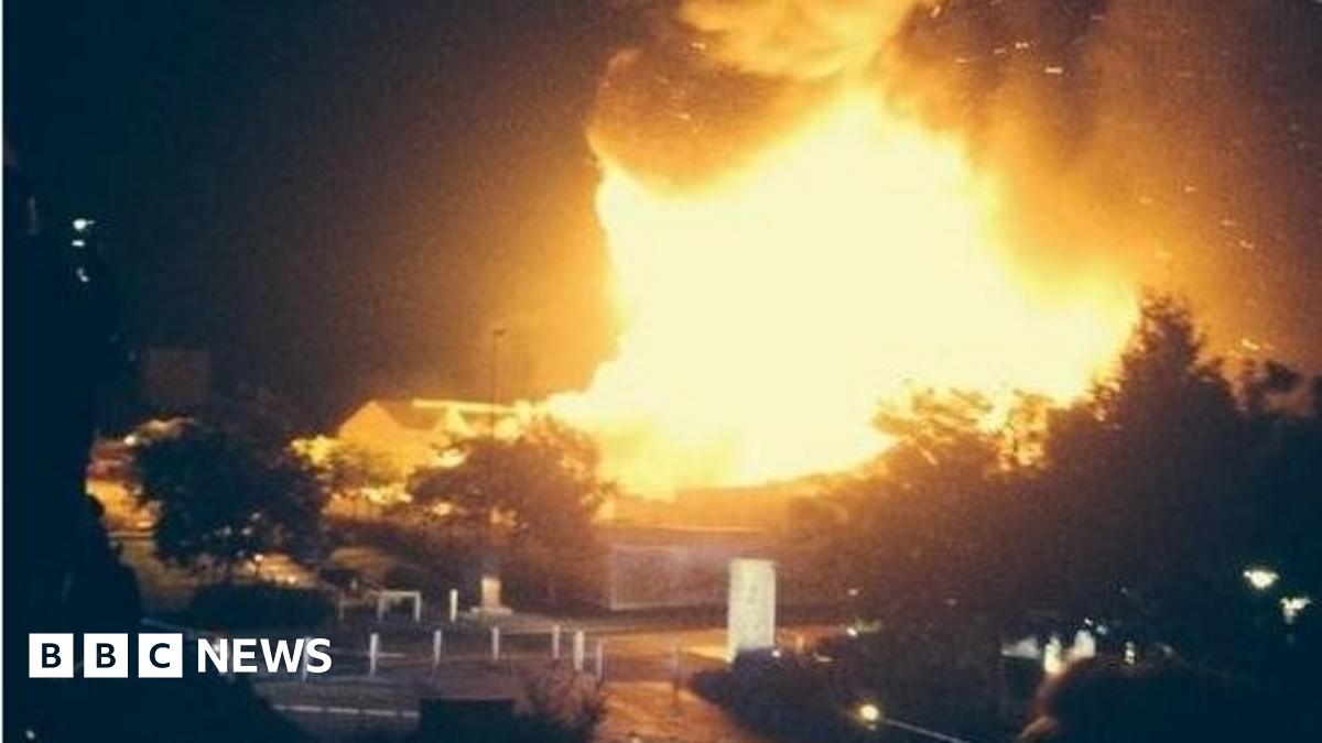 University of Nottingham labs destroyed in fire - BBC News