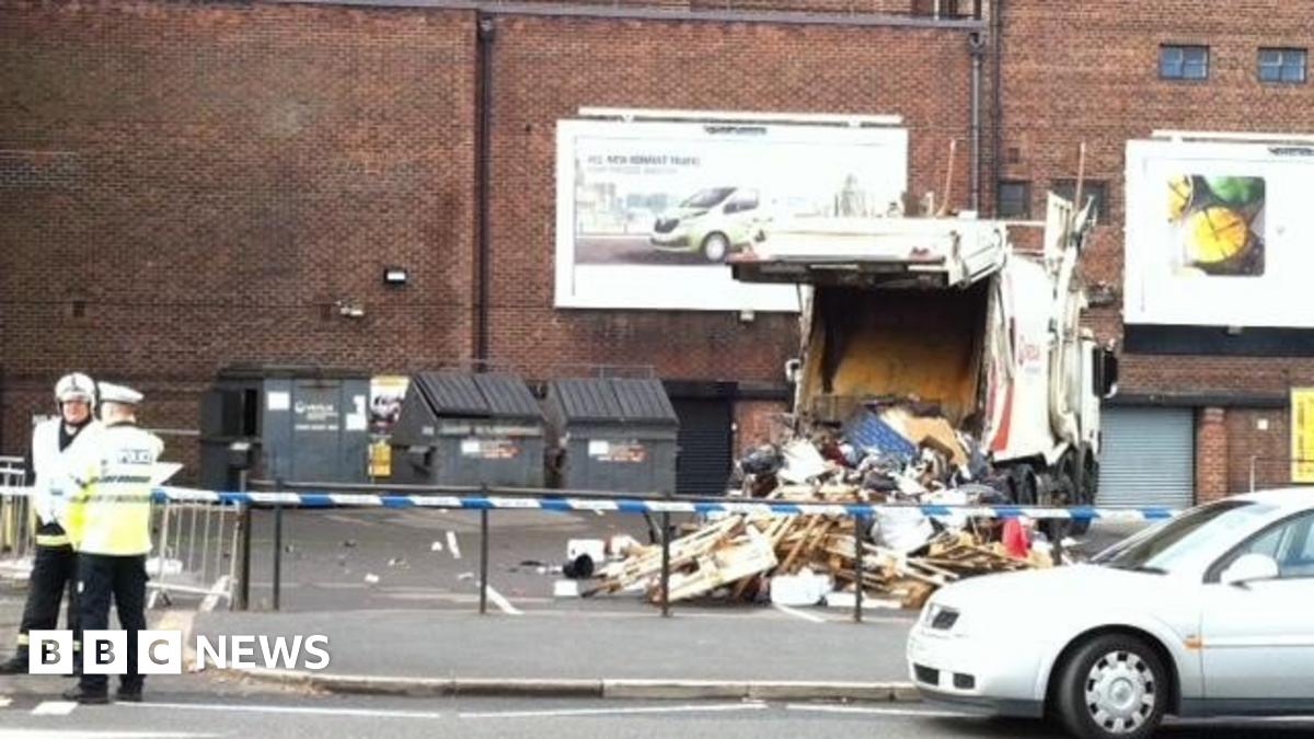 Man's body found in burning skip in Manchester - BBC News