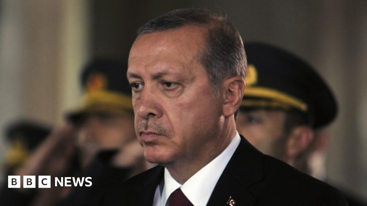 Turkey mulls 'buffer zone' against Islamic State - BBC News