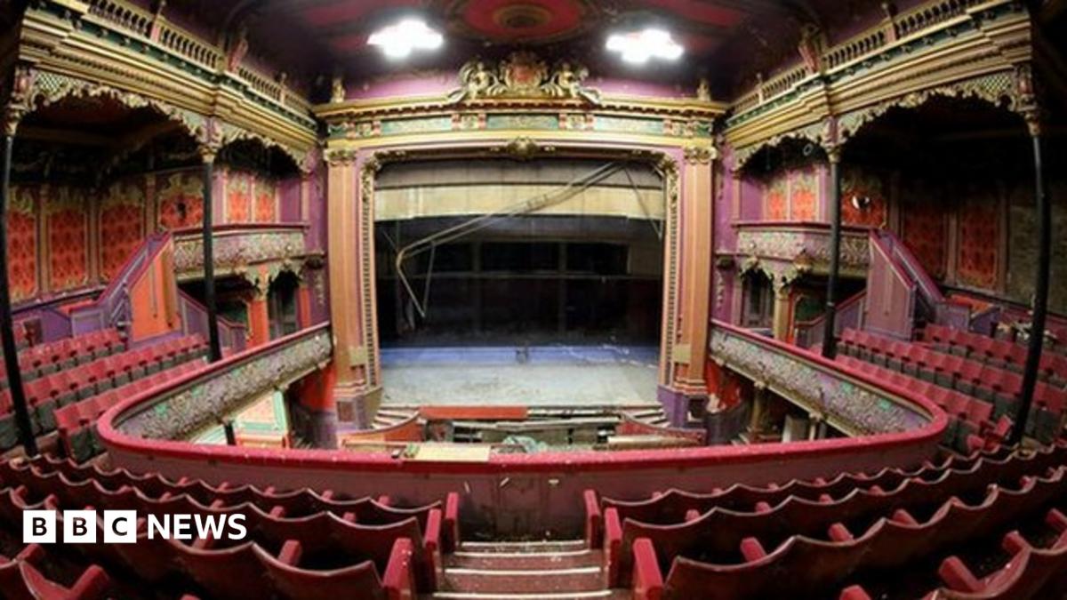 Theatres Trust lists 33 historic theatres 'at risk' - BBC News