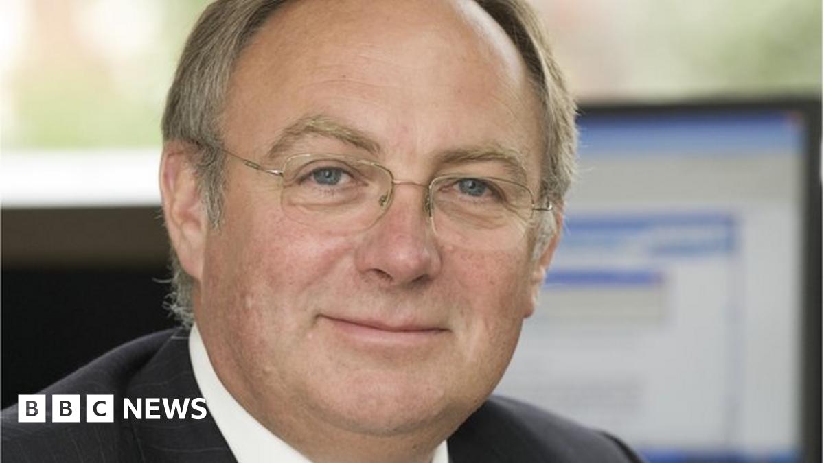 Wolverhampton City Council abolishes chief exec post - BBC News