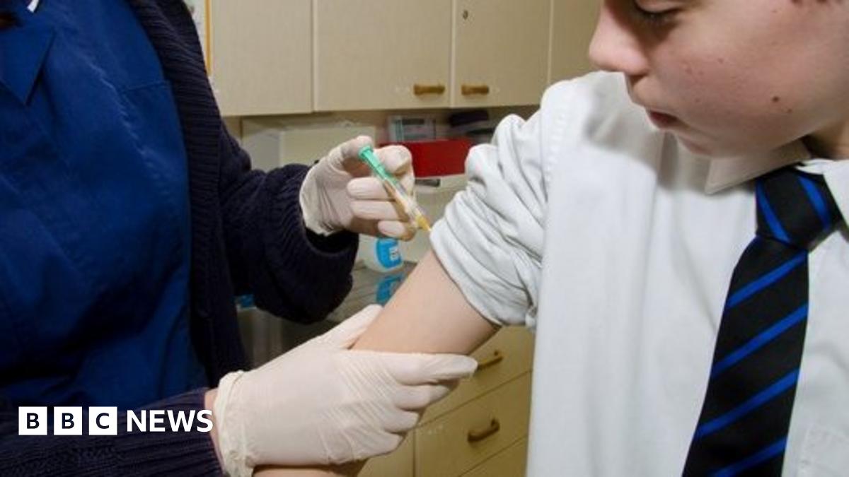 Call to offer HPV vaccine to boys - BBC News