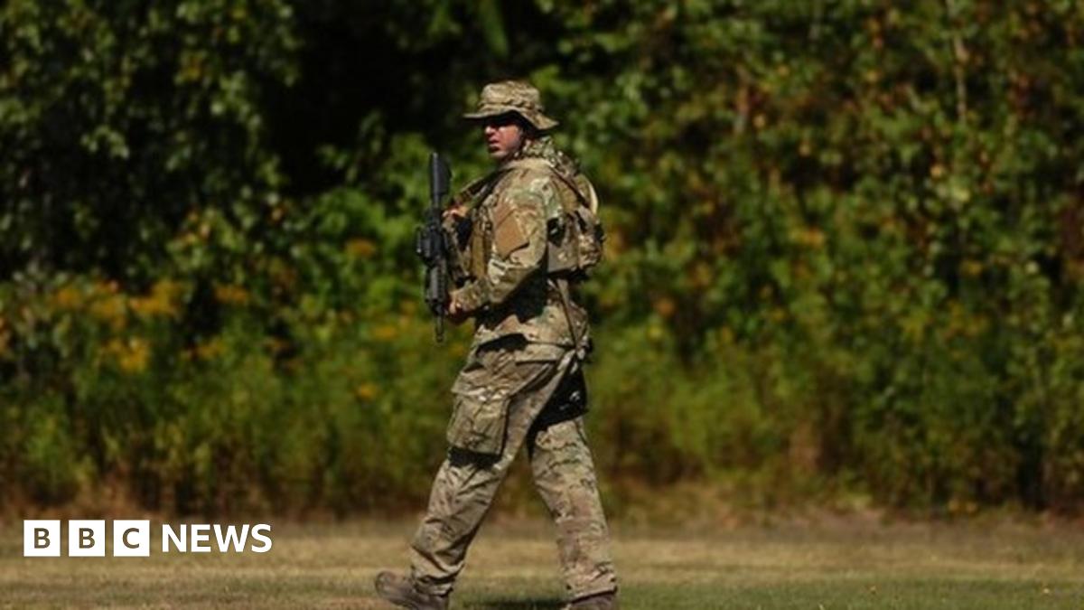 Eric Frein: New clues in hunt for 'police killer' - BBC News