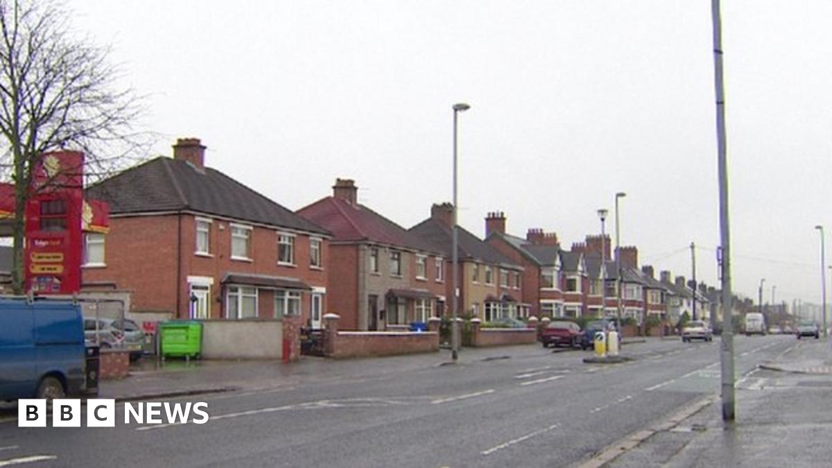 Policeman hit by brick during trouble in east Belfast - BBC News