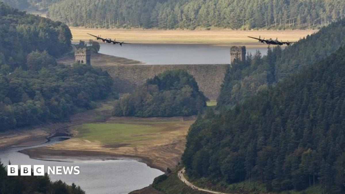 Lancaster bombers flypast at 'Dambusters' Derwent Dam - BBC News