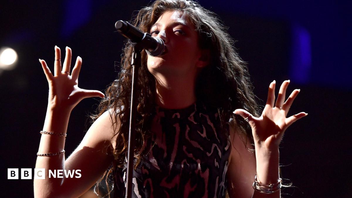 Lorde reveals Hunger Games single Yellow Flicker Beat - BBC News