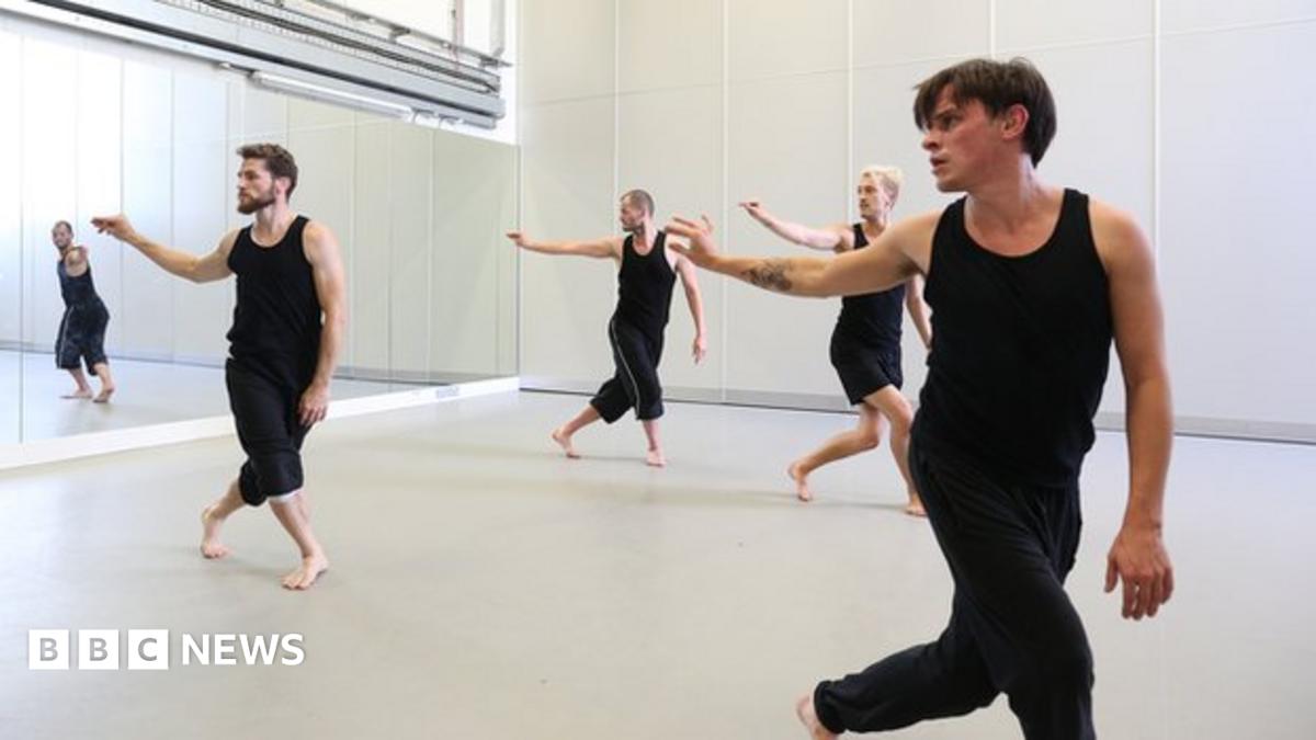 Vibrations from floor help deaf dance troupe keep time - BBC News