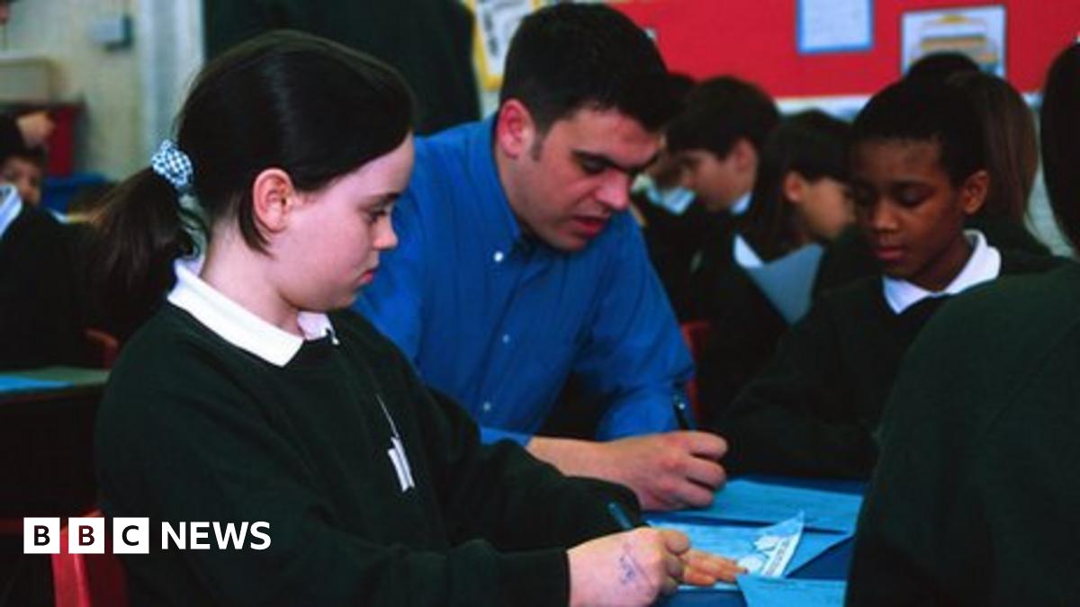 Streaming 'widens rich-poor achievement gap' - BBC News
