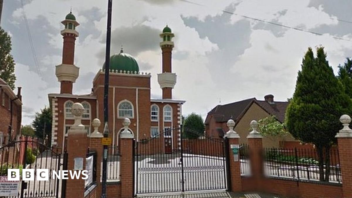 Slough train deaths: Respects paid at Rubina Khan's mosque - BBC News