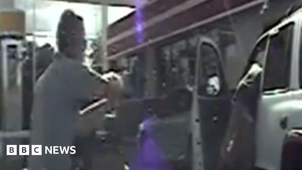 Sean Groubert charged in shooting of Levar Jones - BBC News