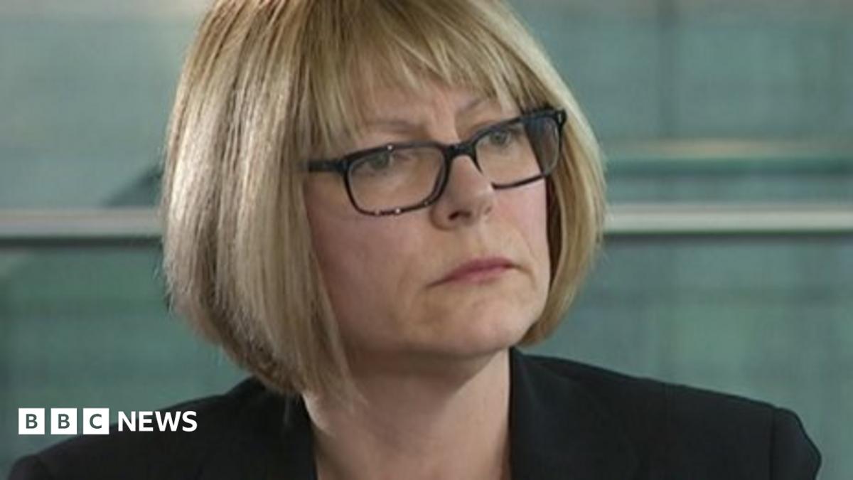 Royal Cornwall Hospital Trust chief Lezli Boswell to retire - BBC News