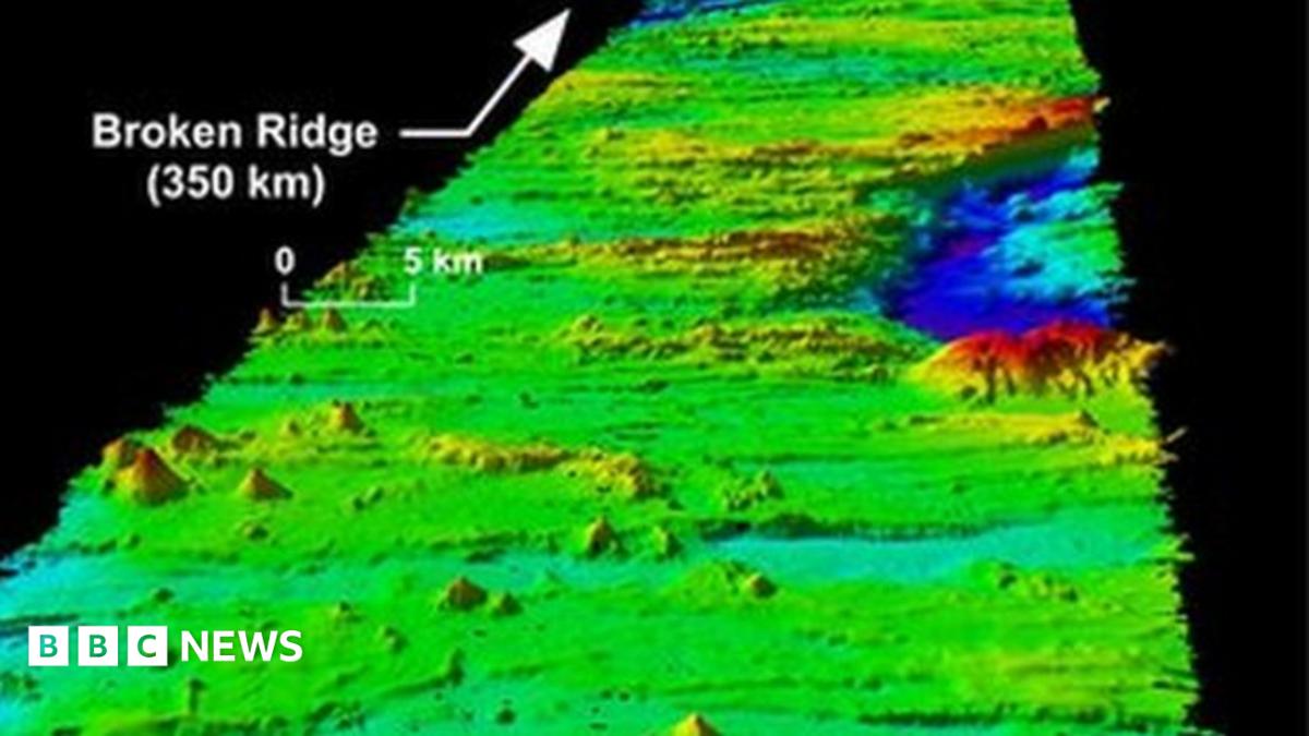 Flight MH370: New search images reveal seabed details - BBC News