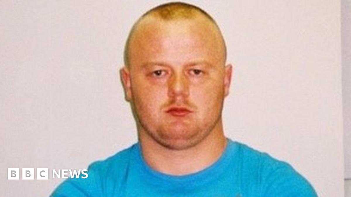 Police hunting robber James Delaney find family - BBC News