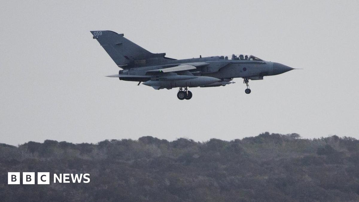 IS: David Cameron defends Iraq air strike strategy - BBC News