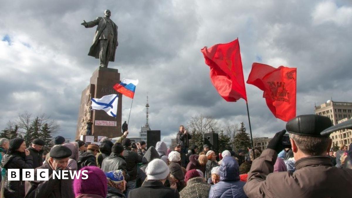 Ukraine nationalists tear down Kharkiv's Lenin statue - BBC News