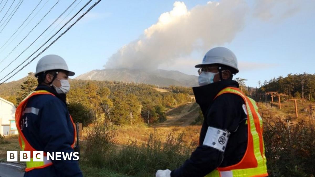 Japan volcano: Search suspended as eruption intensifies - BBC News