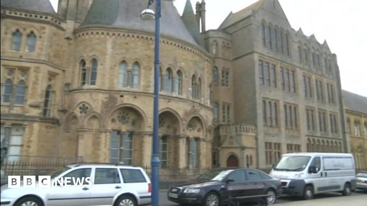 Aberystwyth University's rankings fall prompts student concern - BBC News