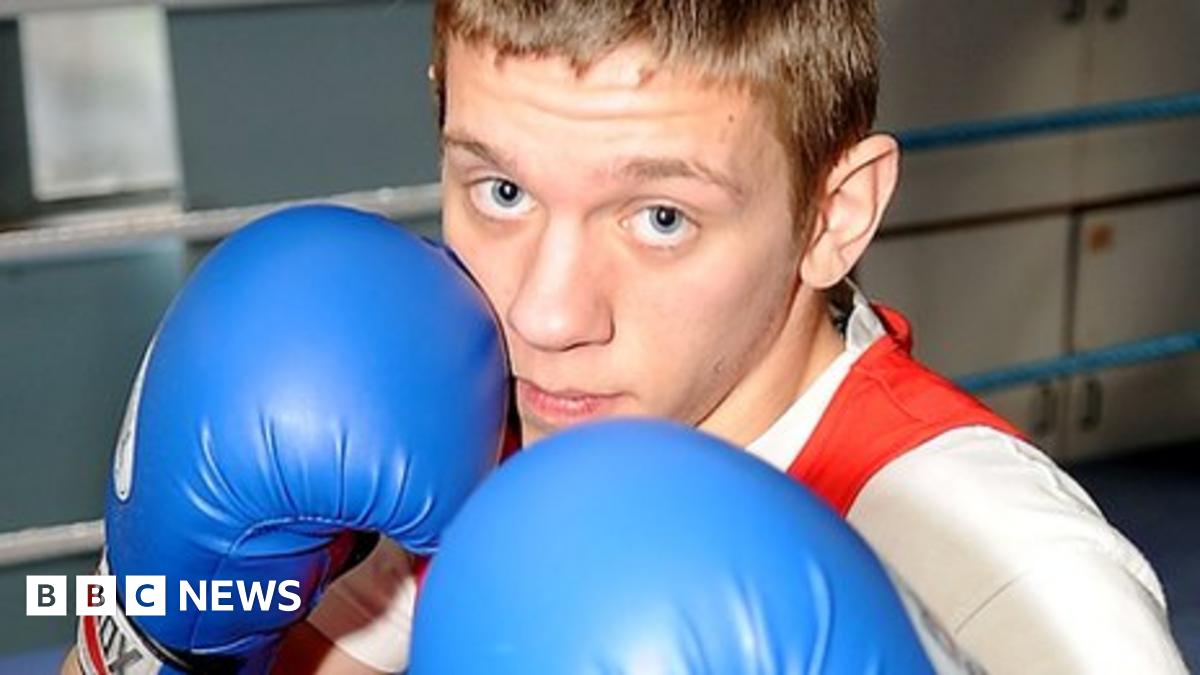 Port Talbot boxing champion Thomas Hoar dies from cancer at 22 - BBC News