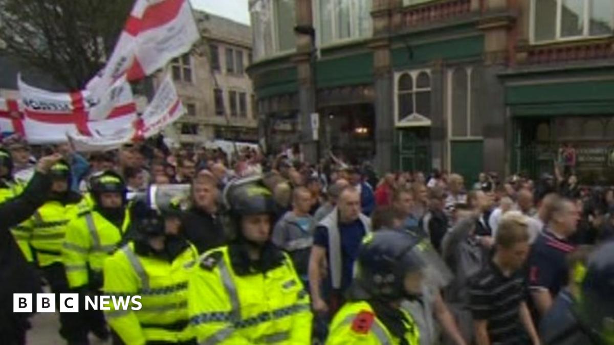 Rotherham protest: Traders call for demonstration ban - BBC News