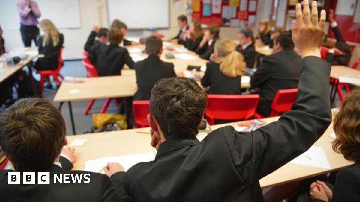 Schools 'must do more' to help disadvantaged pupils - BBC News