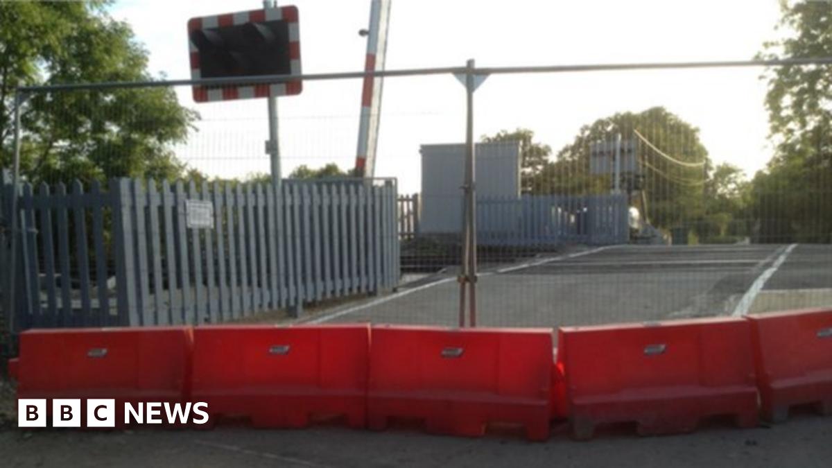 Minety level crossing barriers cause concern - BBC News