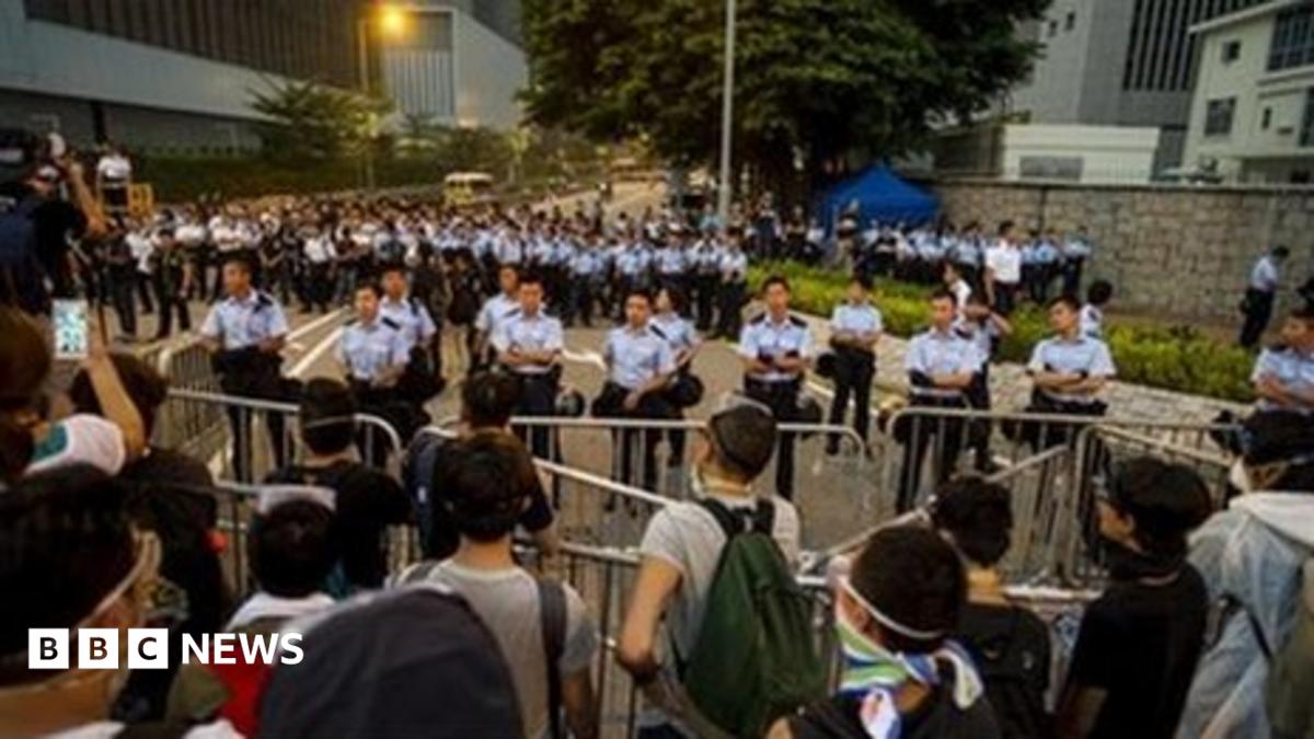 Hong Kong protests: Police arrest 'triad gang' members - BBC News