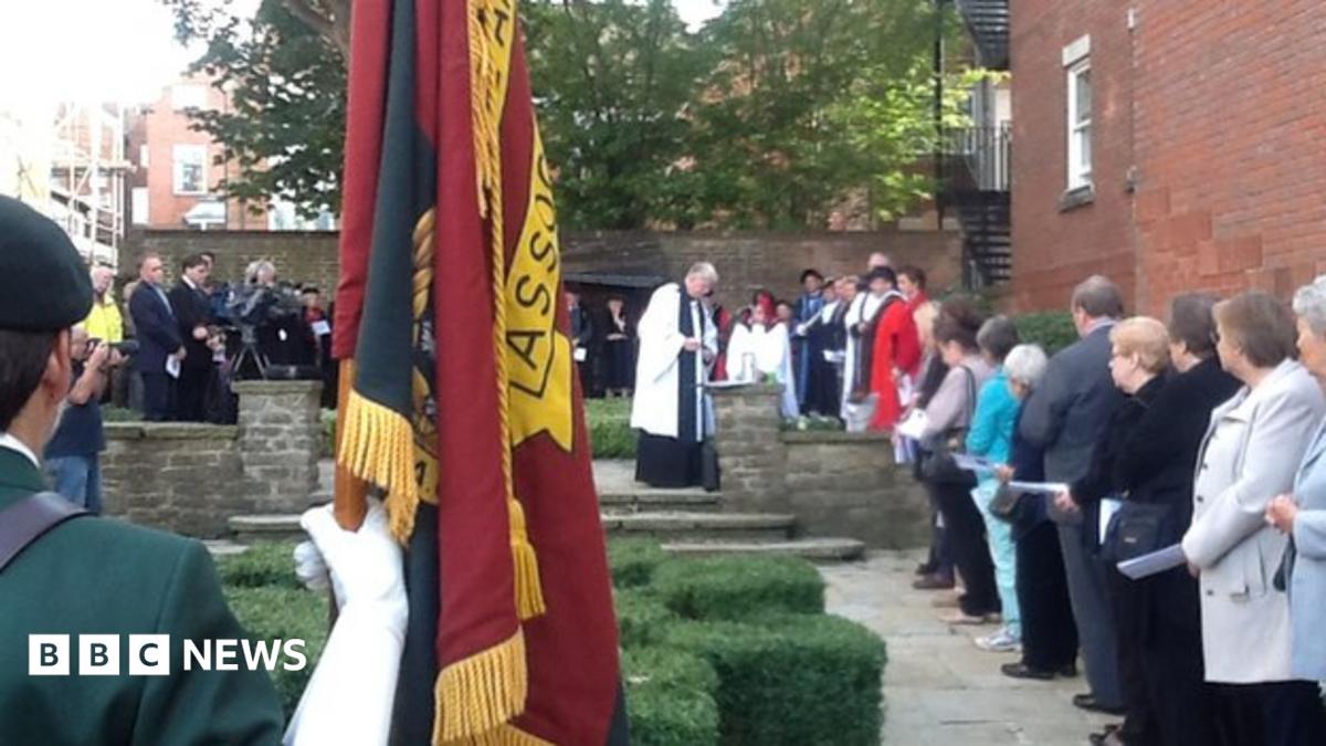 Guildford pub bombings: Memorial service for 40th anniversary - BBC News