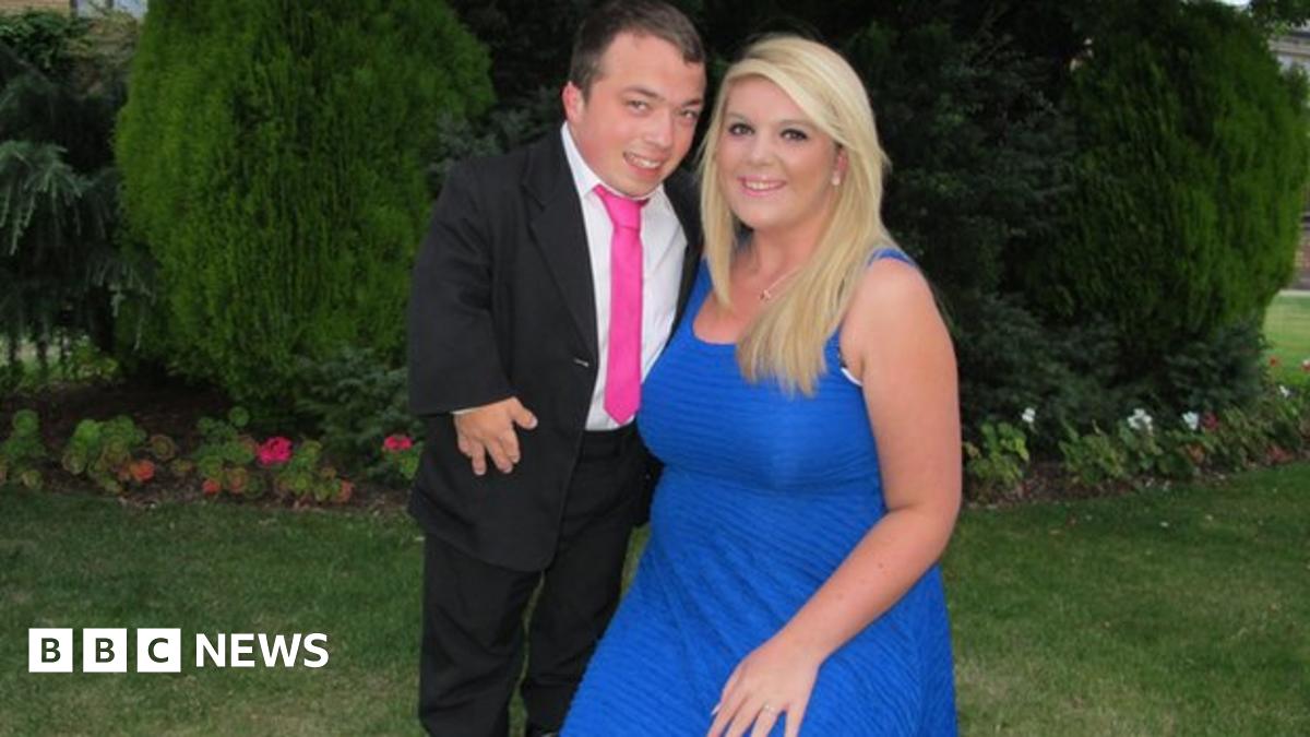 Born small: A man with dwarfism talks about his life - BBC News