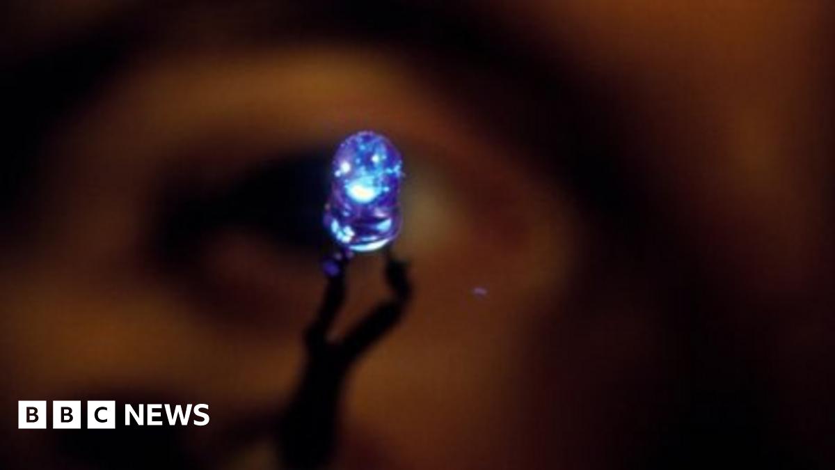 Invention of blue LEDs wins physics Nobel - BBC News
