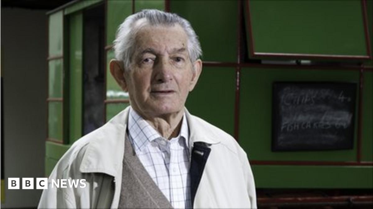 Last 'Pitman painter' Norman Cornish dies aged 94 - BBC News