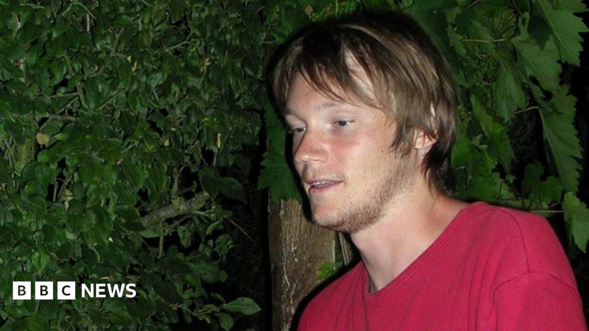 Coroner records open verdict on death of Andrew Watt - BBC News