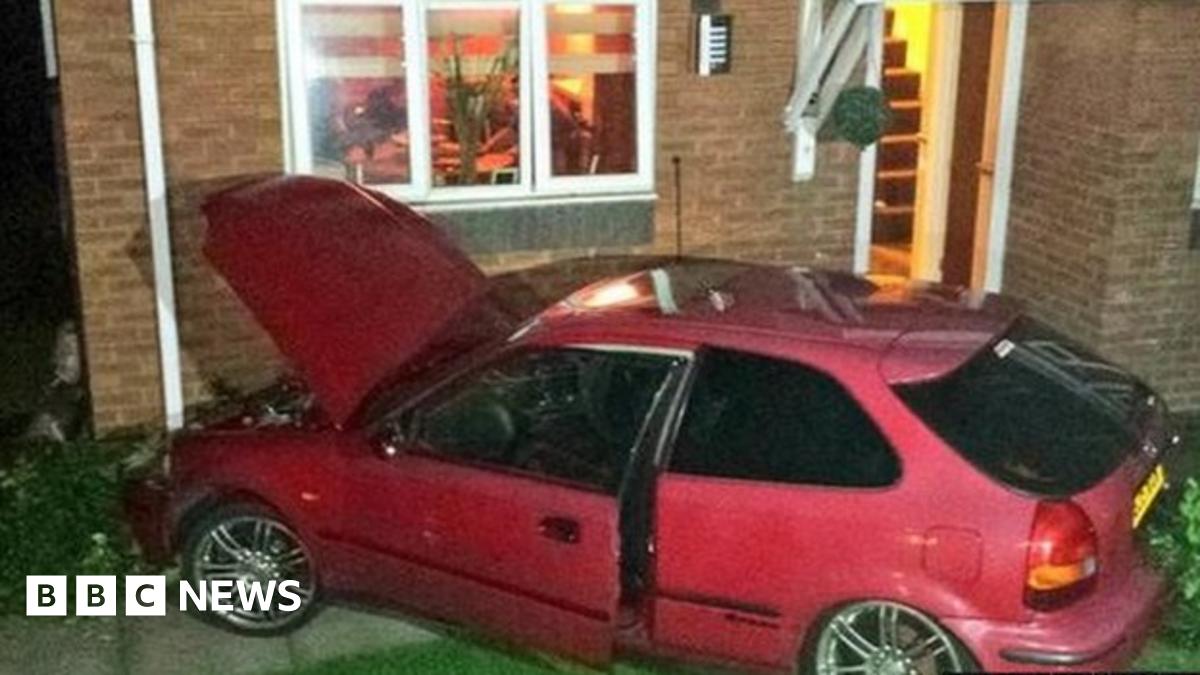 Car hits house after collision in Small Heath - BBC News