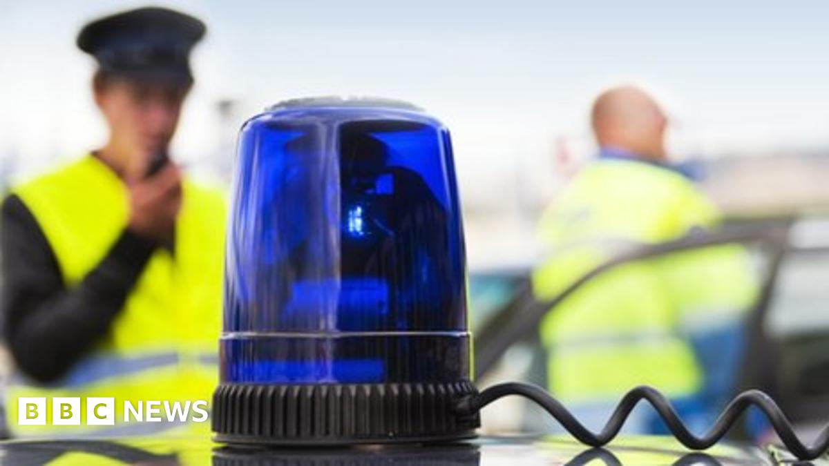 Jonathan Weekes admits fake police officer charge - BBC News