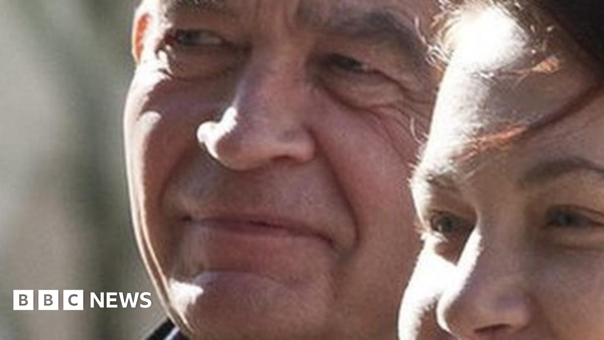 Roofer Tony Broadbent cleared of son's manslaughter - BBC News