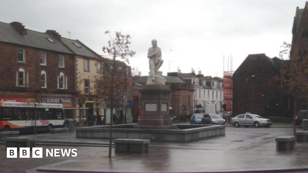 Burns statue square work review reveals management flaws - BBC News