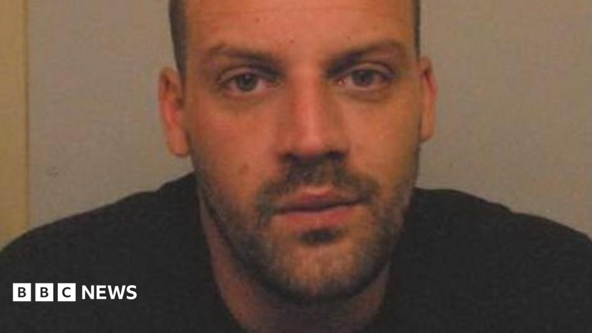 Drug dealer Christopher Holloway jailed for 10 years - BBC News