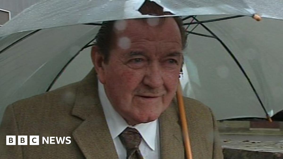 John Lowe guilty of Farnham puppy farm murders - BBC News