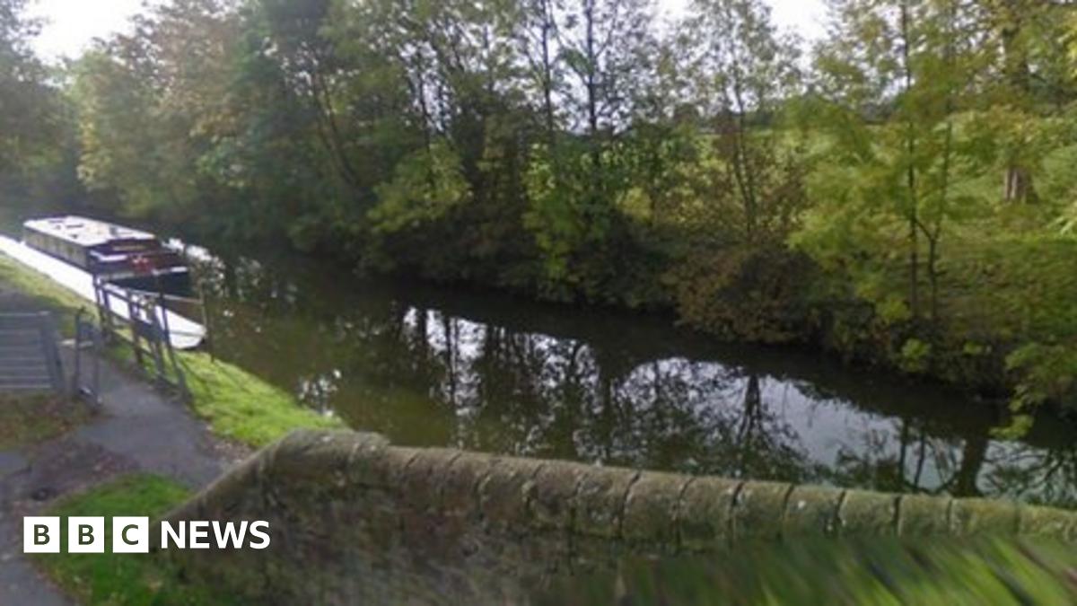 Salterforth canal barge death 'not suspicious' - BBC News