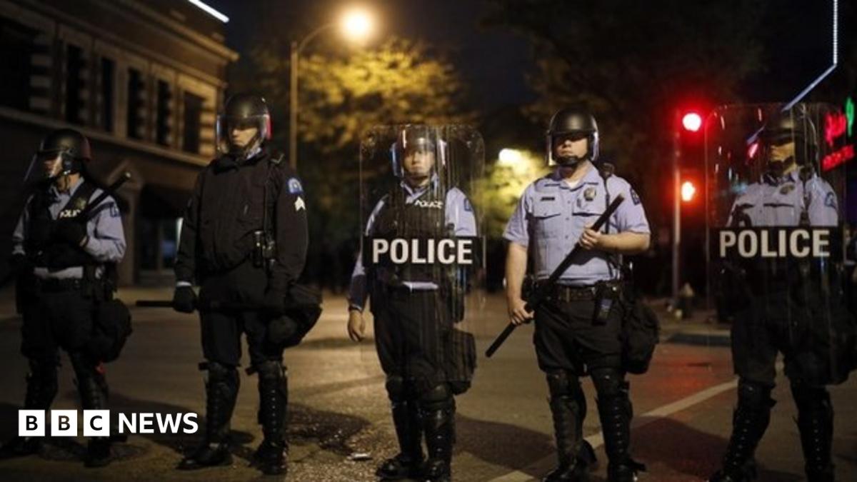 St Louis protests resume over police shooting - BBC News