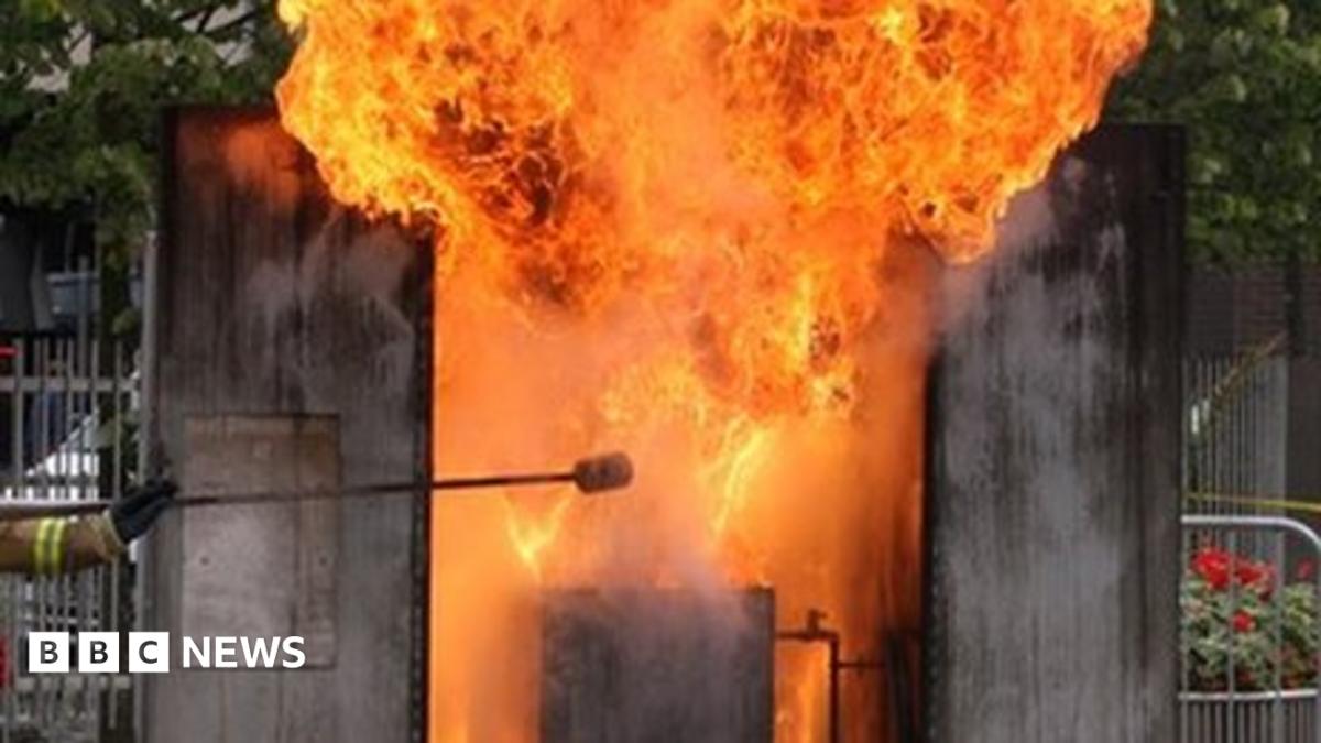 Kirkcudbright chip pan fire leaves man in hospital - BBC News