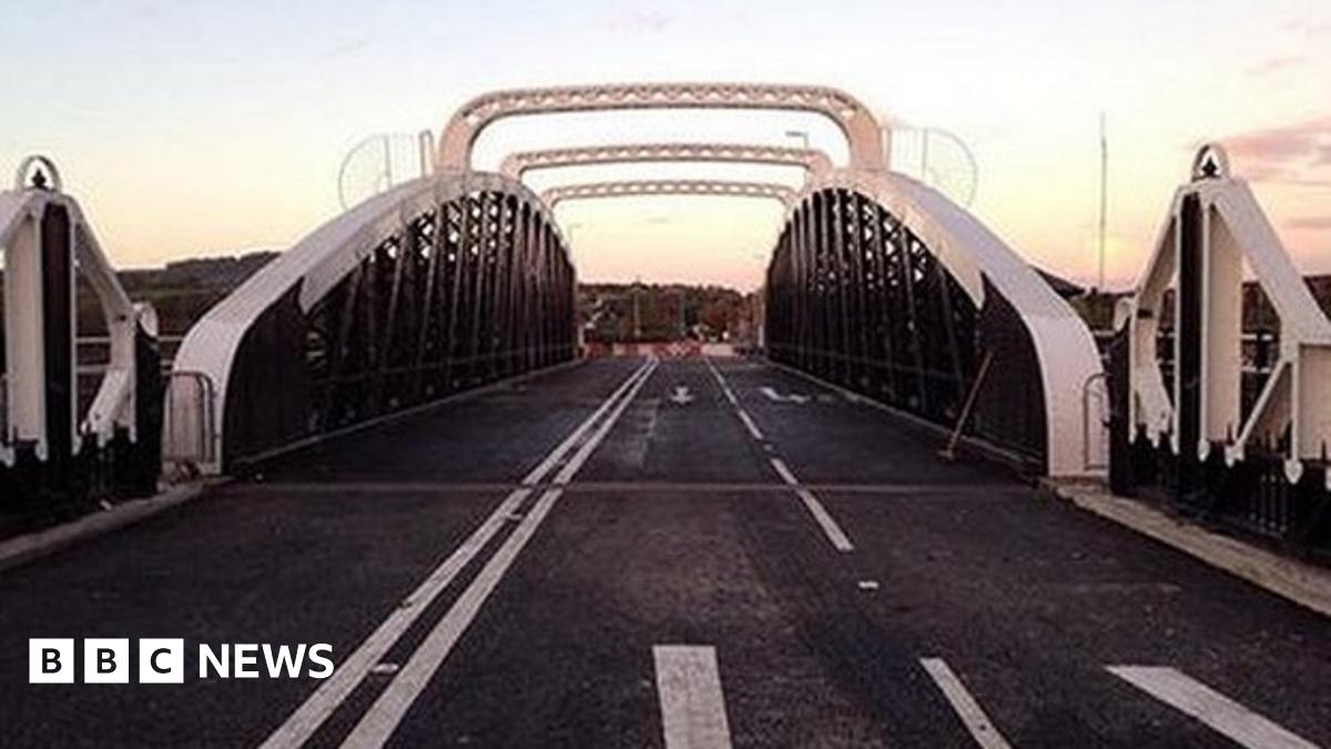 Sutton Weaver Swing Bridge open after restoration - BBC News