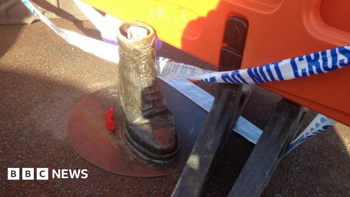 Eric Morecambe statue: Police probe suspected theft attempt - BBC News