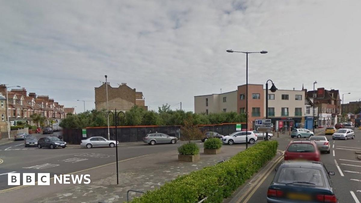 Three injured in Margate police car crash - BBC News