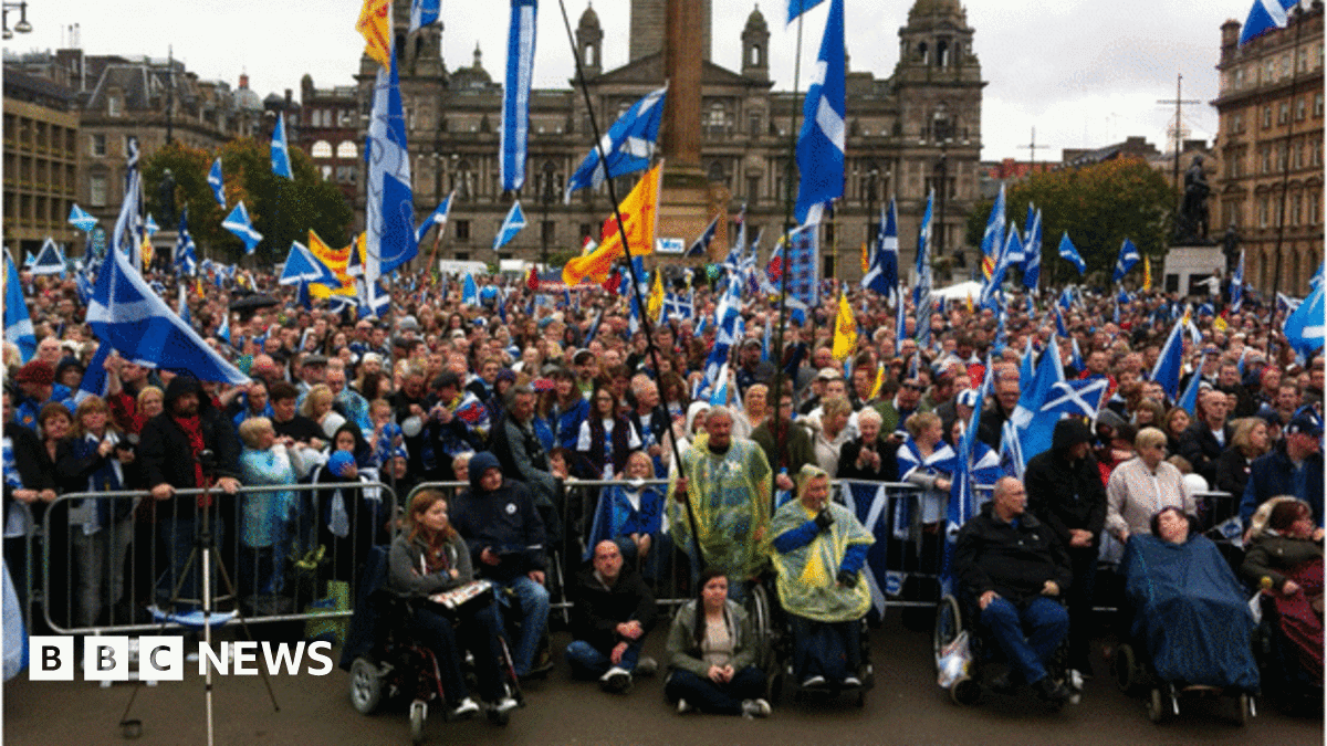 Thousands attend Glasgow pro-independence rally - BBC News