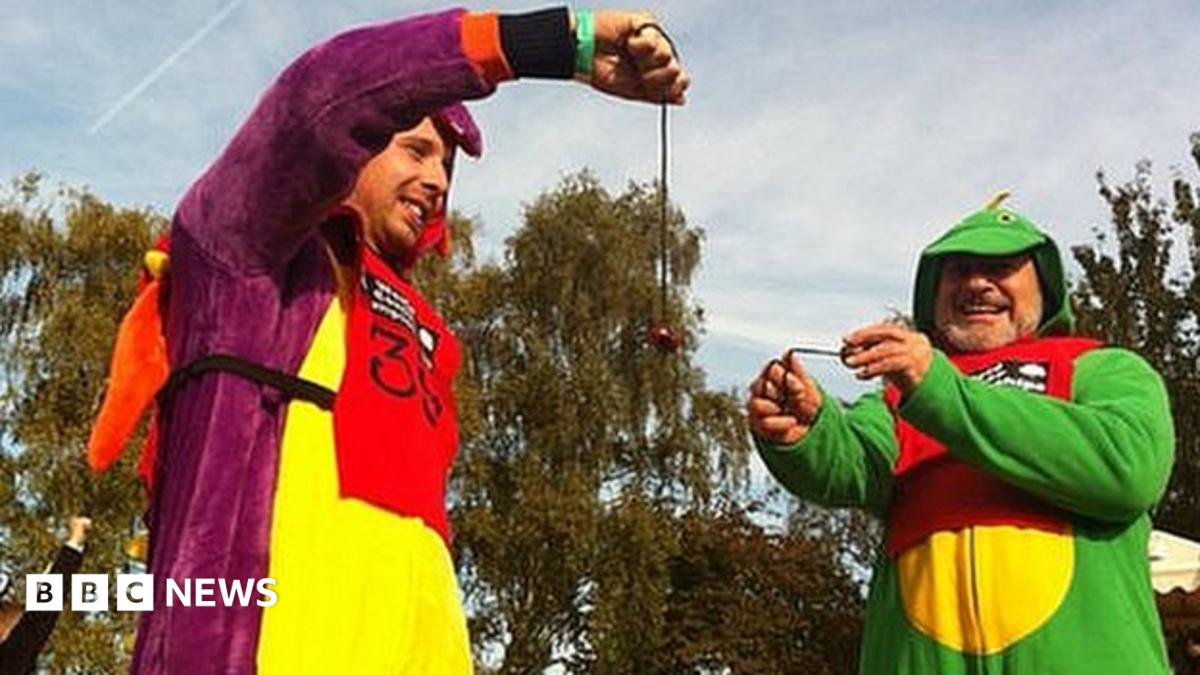 World conker champion crowned in Northamptonshire - BBC News