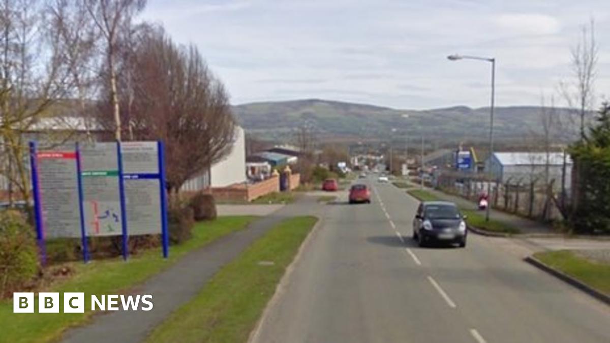 Tweedmill Textiles takes on workers and opens Flint factory - BBC News