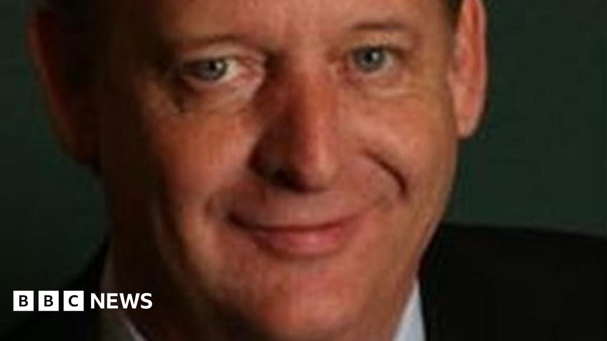 Councillor Paul Shotton reprimanded over fake name texts - BBC News